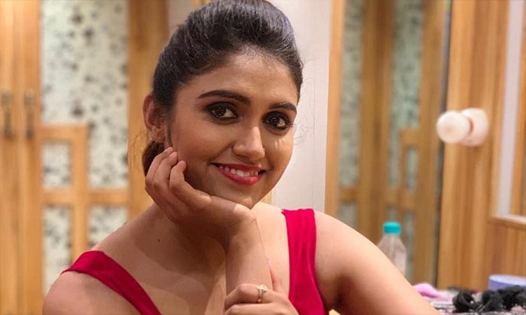 Sairat Star Rinku Makes Digital Debut With Hotstar Special Hundred ...