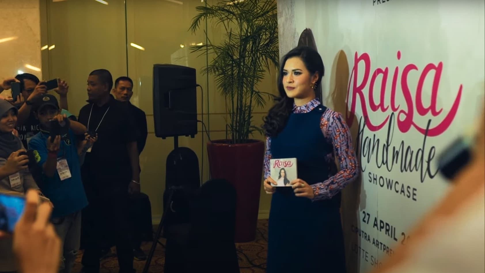 Harta Tahta Raisa Indonesian Movie Streaming Online Watch on Netflix